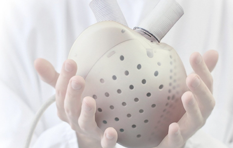 İLK DEFA BİR HASTAYA TİCARİ YAPAY KALP NAKLEDİLDİ